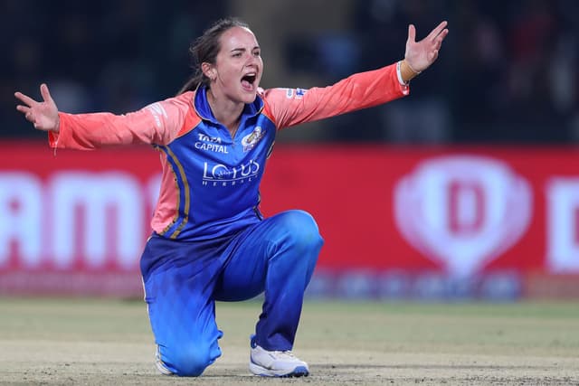 Top 10 beautiful female cricket players